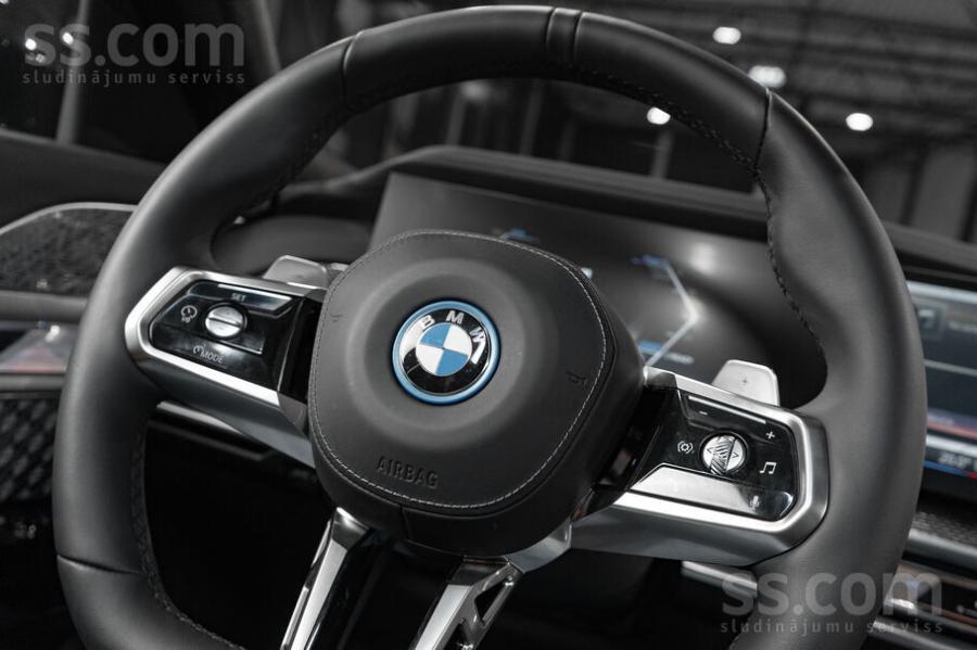 Black BMW 750 2025 in Riga, with an engine capacity of 3.00 L and mileage of 17 thousand km for 121000 €, photo 20 on AUTOMOTO.COM.LV