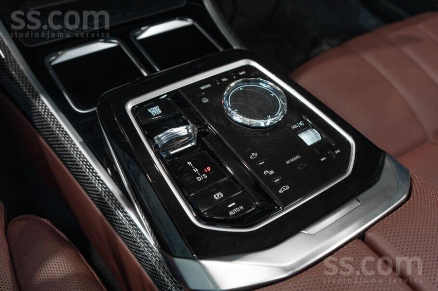 Black BMW 750 2025 in Riga, with an engine capacity of 3.00 L and mileage of 17 thousand km for 121000 €, photo 29 on AUTOMOTO.COM.LV