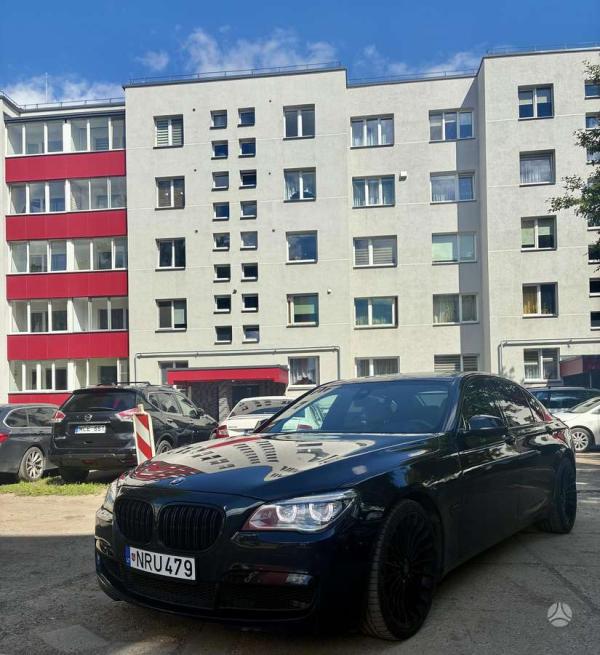 Blue BMW 750 2014 in Kaunas, with an engine capacity of 4.40 L and mileage of 181 thousand km for 12800 €, photo 2 on AUTOMOTO.COM.LV