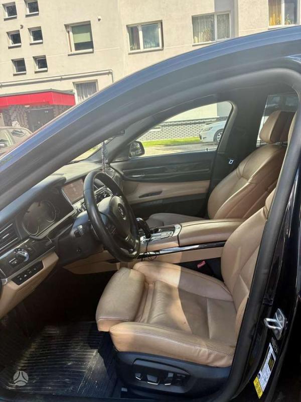 Blue BMW 750 2014 in Kaunas, with an engine capacity of 4.40 L and mileage of 181 thousand km for 12800 €, photo 8 on AUTOMOTO.COM.LV
