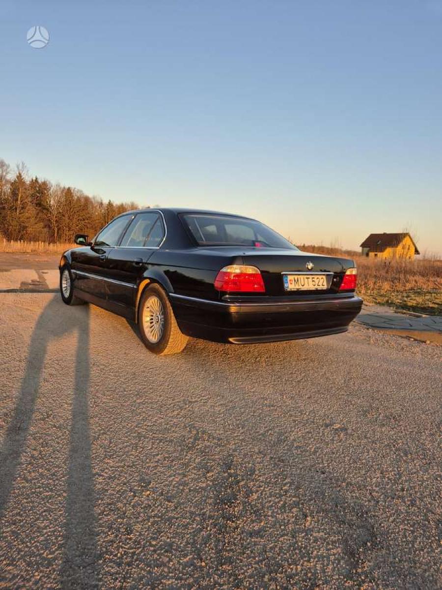 Zils BMW 750 2000 Kauņa, ar dzinēja tilpumu 5.38 L un nobraukumu 370 tūkst. km par 12000 €, foto 2 vietnē AUTOMOTO.COM.LV