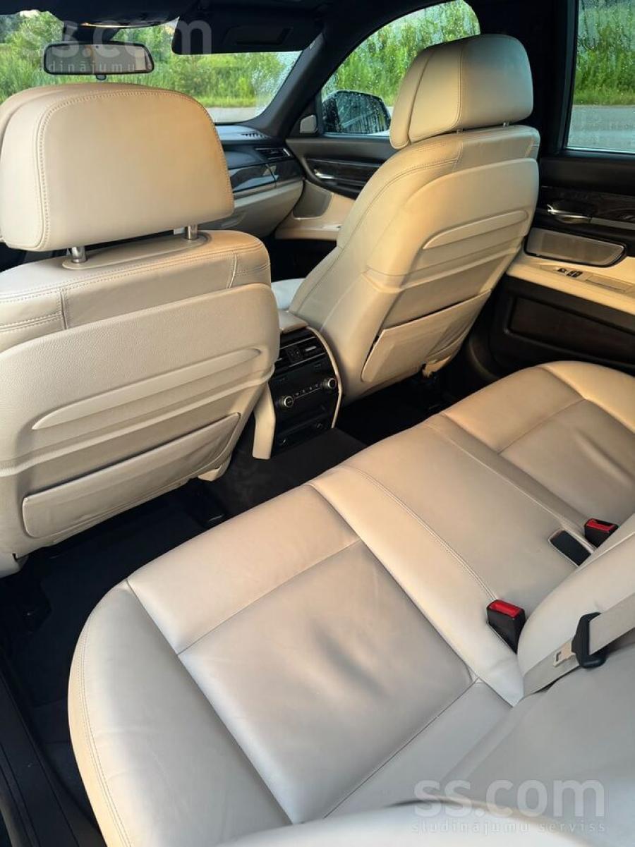 Blue BMW 750 2013 in Madona, with an engine capacity of 3.00 L and mileage of 298 thousand km for 14500 €, photo 13 on AUTOMOTO.COM.LV