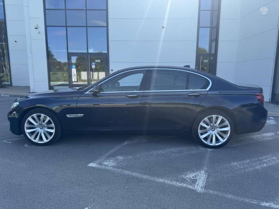 Blue BMW 750 2015 in Kaunas, with an engine capacity of 2.99 L and mileage of 126 thousand km for 15650 €, photo 5 on AUTOMOTO.COM.LV