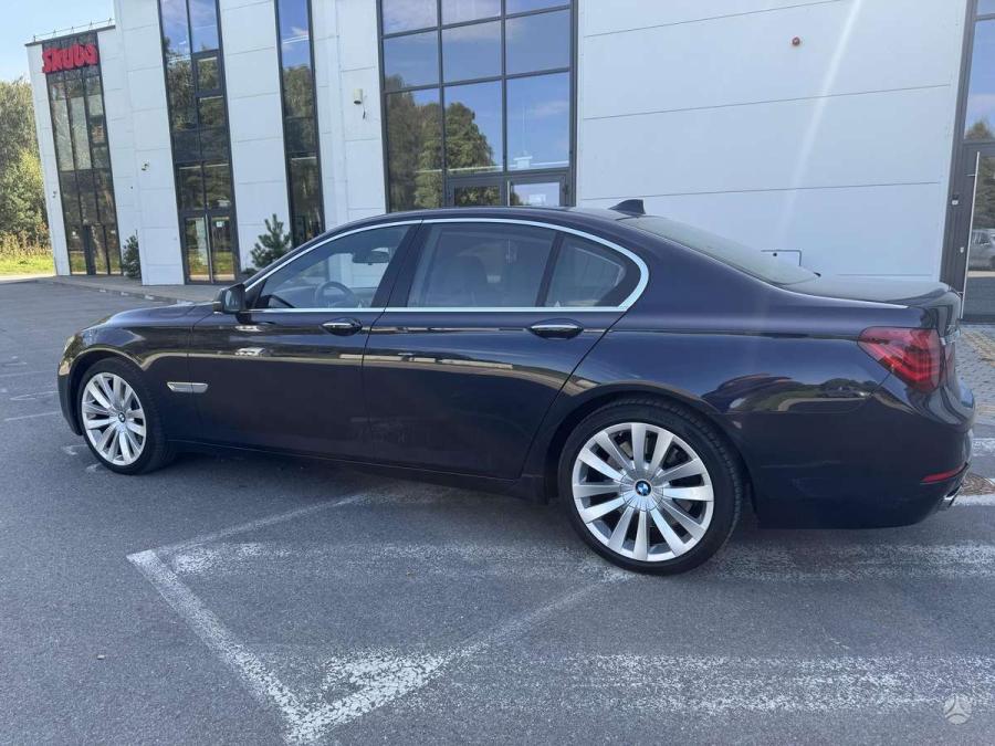 Blue BMW 750 2015 in Kaunas, with an engine capacity of 2.99 L and mileage of 126 thousand km for 15650 €, photo 6 on AUTOMOTO.COM.LV
