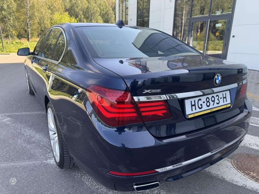Blue BMW 750 2015 in Kaunas, with an engine capacity of 2.99 L and mileage of 126 thousand km for 15650 €, photo 7 on AUTOMOTO.COM.LV