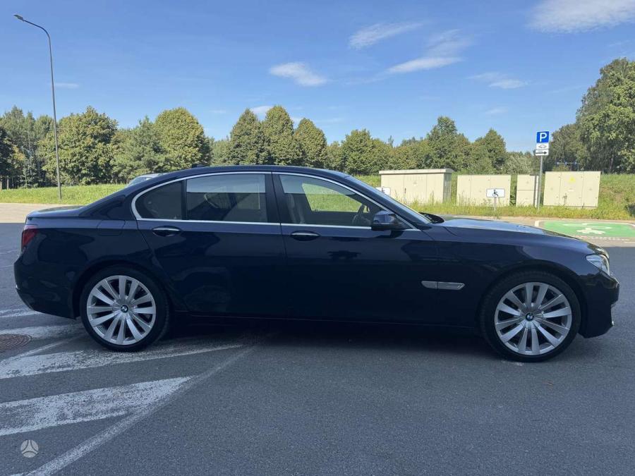 Blue BMW 750 2015 in Kaunas, with an engine capacity of 2.99 L and mileage of 126 thousand km for 15650 €, photo 8 on AUTOMOTO.COM.LV