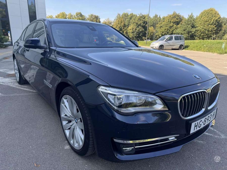 Blue BMW 750 2015 in Kaunas, with an engine capacity of 2.99 L and mileage of 126 thousand km for 15650 €, photo 11 on AUTOMOTO.COM.LV