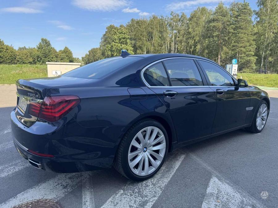 Blue BMW 750 2015 in Kaunas, with an engine capacity of 2.99 L and mileage of 126 thousand km for 15650 €, photo 15 on AUTOMOTO.COM.LV