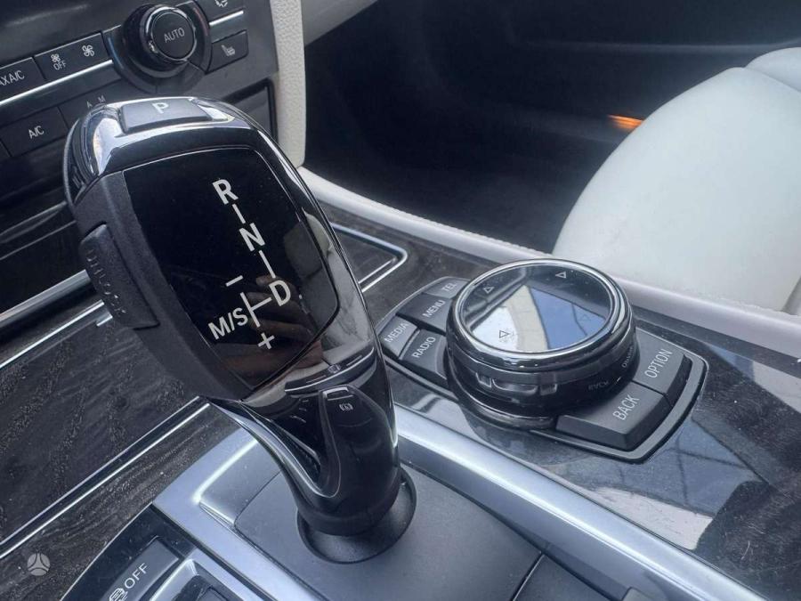 Blue BMW 750 2015 in Kaunas, with an engine capacity of 2.99 L and mileage of 126 thousand km for 15650 €, photo 18 on AUTOMOTO.COM.LV