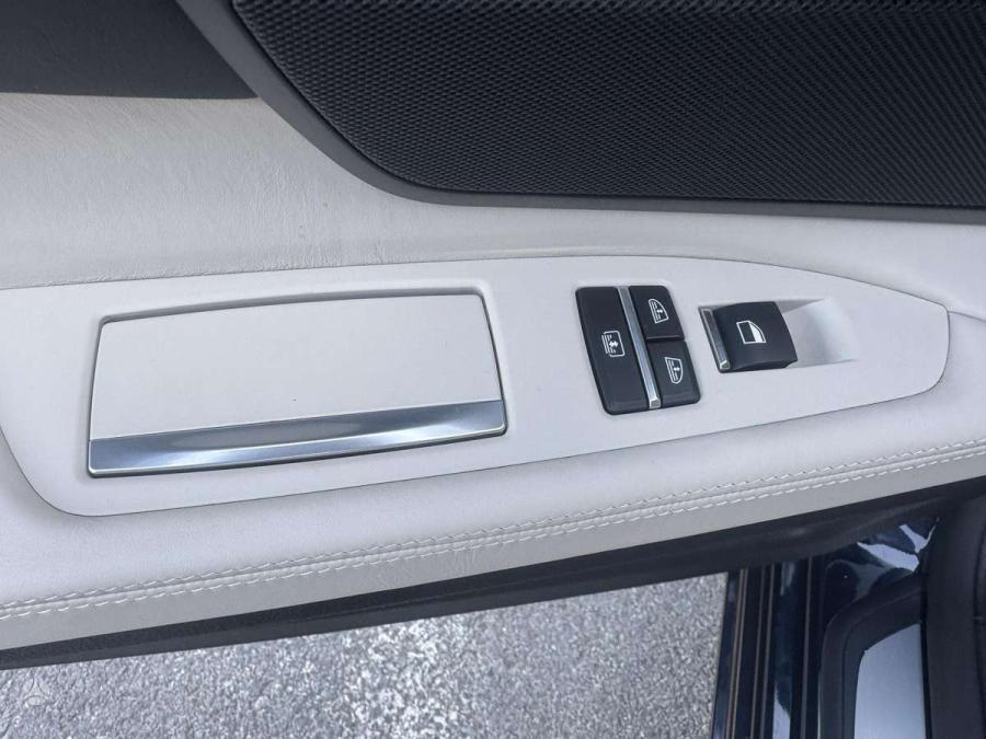 Blue BMW 750 2015 in Kaunas, with an engine capacity of 2.99 L and mileage of 126 thousand km for 15650 €, photo 29 on AUTOMOTO.COM.LV