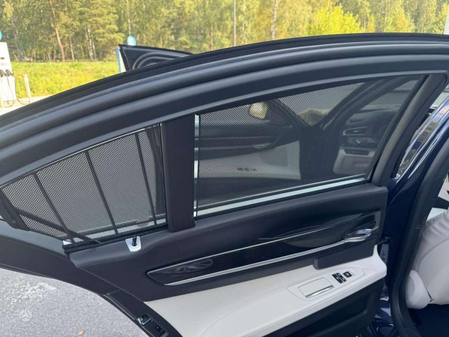 Blue BMW 750 2015 in Kaunas, with an engine capacity of 2.99 L and mileage of 126 thousand km for 15650 €, photo 31 on AUTOMOTO.COM.LV