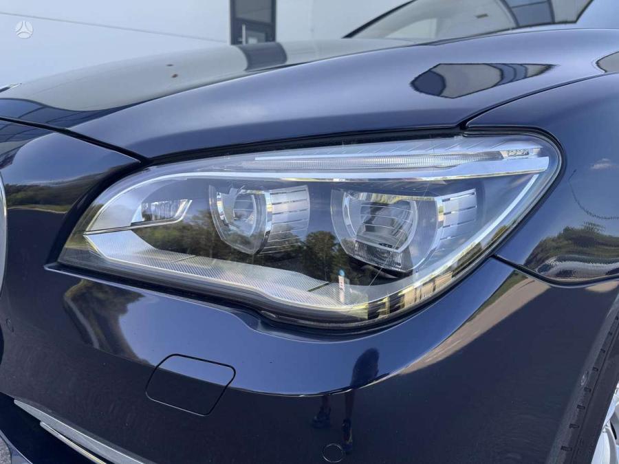 Blue BMW 750 2015 in Kaunas, with an engine capacity of 2.99 L and mileage of 126 thousand km for 15650 €, photo 34 on AUTOMOTO.COM.LV