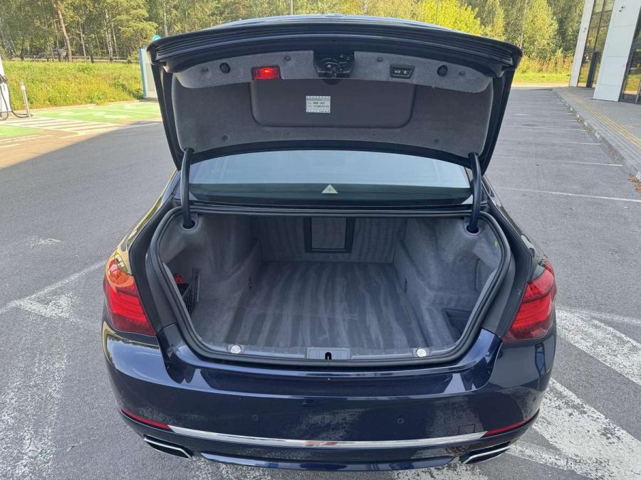 Blue BMW 750 2015 in Kaunas, with an engine capacity of 2.99 L and mileage of 126 thousand km for 15650 €, photo 36 on AUTOMOTO.COM.LV