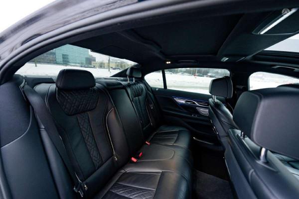 Blue BMW 750 2016 in Vilnius, with an engine capacity of 4.40 L and mileage of 149 thousand km for 27000 €, photo 10 on AUTOMOTO.COM.LV