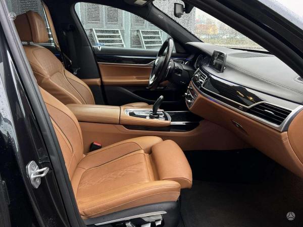 Blue BMW 750 2017 in Vilnius, with an engine capacity of 4.40 L and mileage of 115 thousand km for 29900 €, photo 10 on AUTOMOTO.COM.LV
