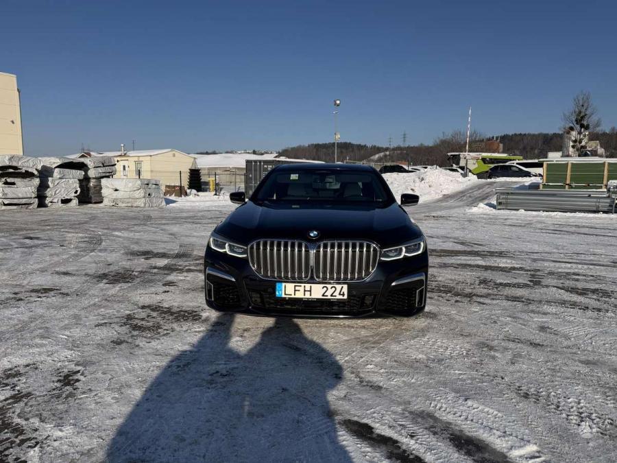 Blue BMW 750 2020 in Kaunas, with an engine capacity of 2.99 L and mileage of 151 thousand km for 44999 €, photo 1 on AUTOMOTO.COM.LV