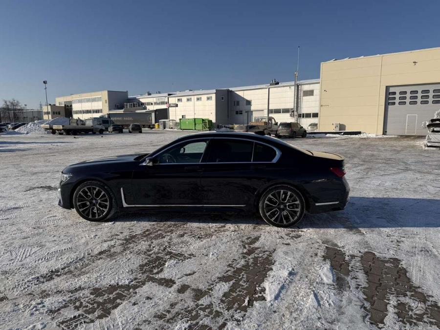Blue BMW 750 2020 in Kaunas, with an engine capacity of 2.99 L and mileage of 151 thousand km for 44999 €, photo 7 on AUTOMOTO.COM.LV