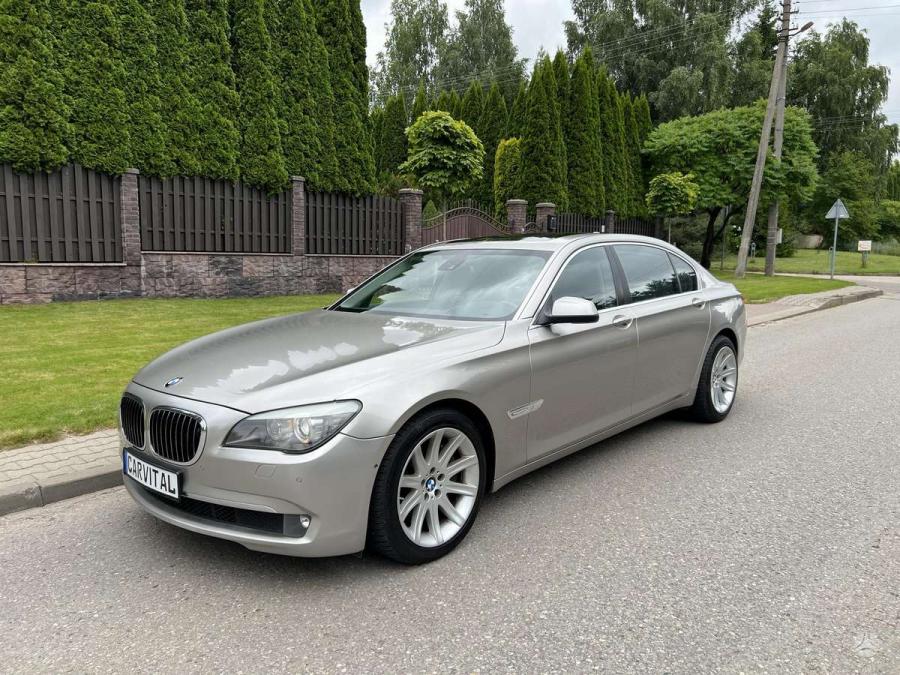 Brūns BMW 750 2011 Viļņa, ar dzinēja tilpumu 4.40 L un nobraukumu 151 tūkst. km par 7999 €, foto 1 vietnē AUTOMOTO.COM.LV