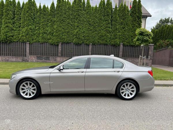 Brūns BMW 750 2011 Viļņa, ar dzinēja tilpumu 4.40 L un nobraukumu 151 tūkst. km par 7999 €, foto 2 vietnē AUTOMOTO.COM.LV