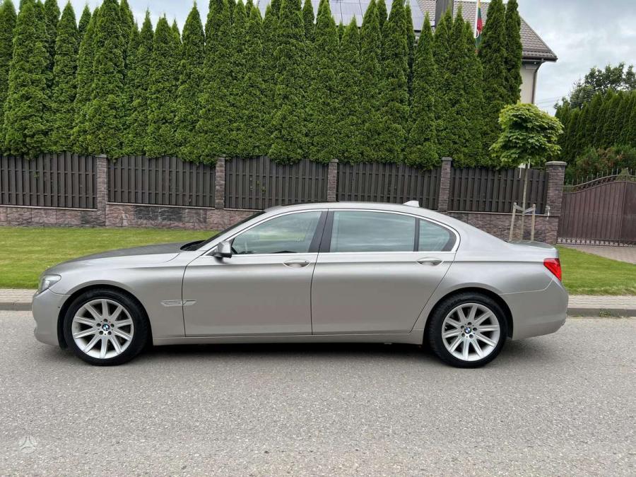 Brūns BMW 750 2011 Viļņa, ar dzinēja tilpumu 4.40 L un nobraukumu 151 tūkst. km par 7999 €, foto 3 vietnē AUTOMOTO.COM.LV