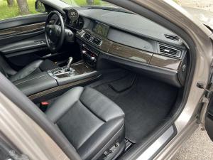 Brūns BMW 750 2011 Viļņa, ar dzinēja tilpumu 4.40 L un nobraukumu 151 tūkst. km par 7999 €, foto 18 vietnē AUTOMOTO.COM.LV