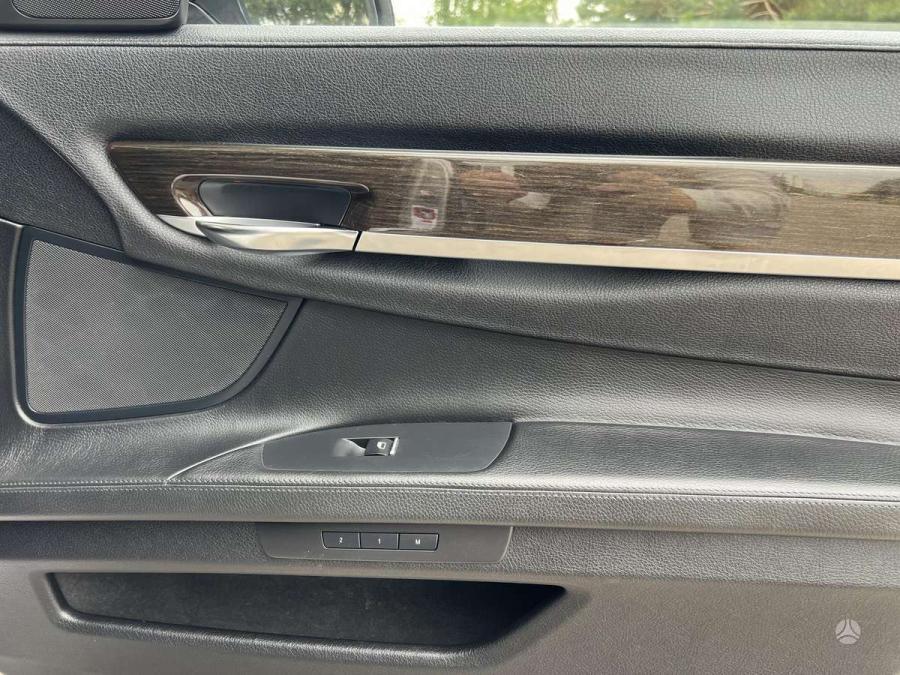 Brūns BMW 750 2011 Viļņa, ar dzinēja tilpumu 4.40 L un nobraukumu 151 tūkst. km par 7999 €, foto 22 vietnē AUTOMOTO.COM.LV