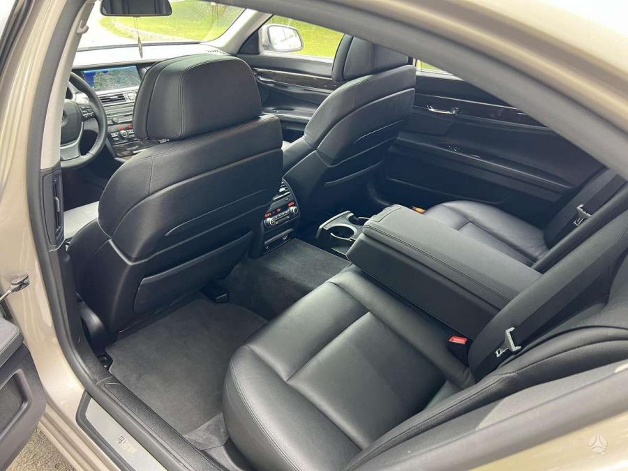 Brūns BMW 750 2011 Viļņa, ar dzinēja tilpumu 4.40 L un nobraukumu 151 tūkst. km par 7999 €, foto 23 vietnē AUTOMOTO.COM.LV