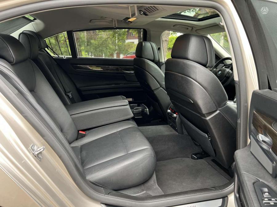 Brūns BMW 750 2011 Viļņa, ar dzinēja tilpumu 4.40 L un nobraukumu 151 tūkst. km par 7999 €, foto 26 vietnē AUTOMOTO.COM.LV