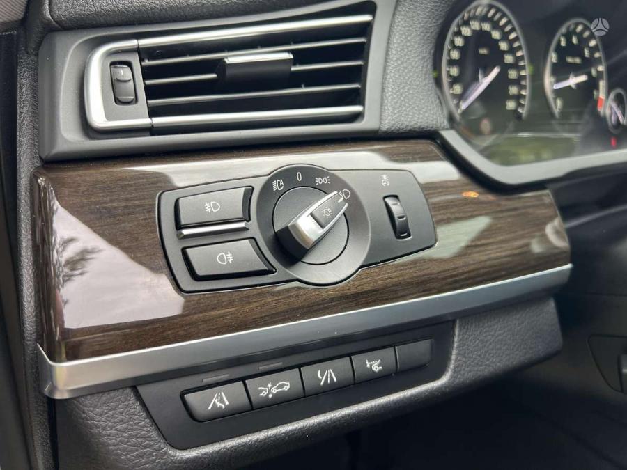 Brūns BMW 750 2011 Viļņa, ar dzinēja tilpumu 4.40 L un nobraukumu 151 tūkst. km par 7999 €, foto 35 vietnē AUTOMOTO.COM.LV