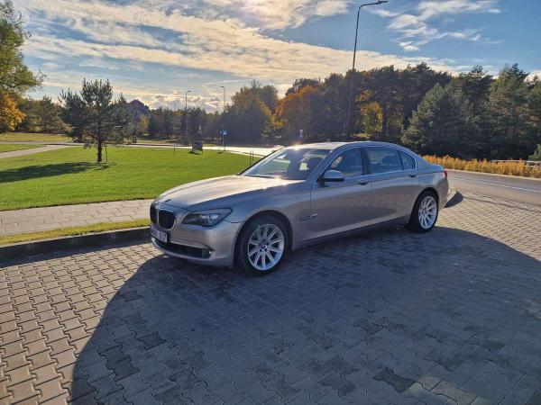 Brown BMW 750 2013 in Vilnius, with an engine capacity of 4.40 L and mileage of 148 thousand km for 9400 €, photo 1 on AUTOMOTO.COM.LV