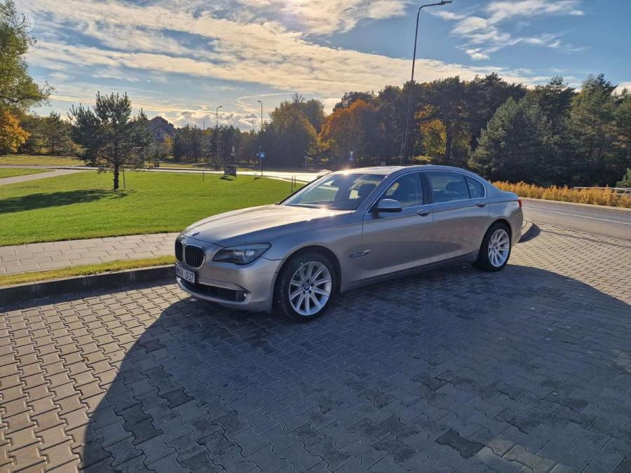 Brown BMW 750 2013 in Vilnius, with an engine capacity of 4.40 L and mileage of 148 thousand km for 9400 €, photo 1 on AUTOMOTO.COM.LV