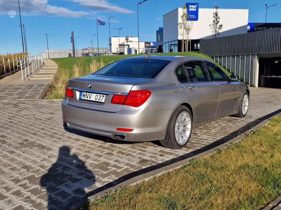 Brown BMW 750 2013 in Vilnius, with an engine capacity of 4.40 L and mileage of 148 thousand km for 9400 €, photo 4 on AUTOMOTO.COM.LV