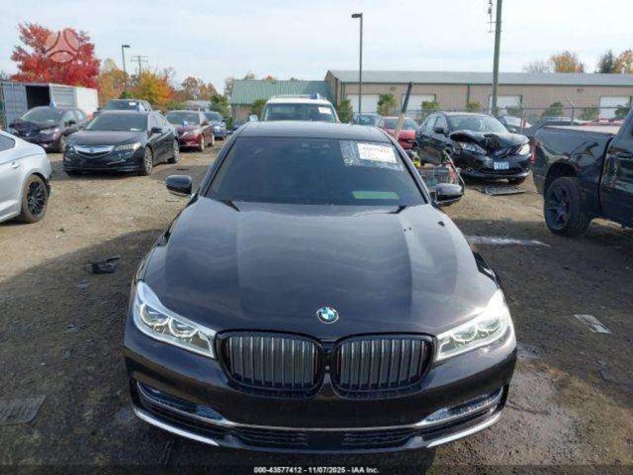 Brown BMW 750 2016 in Vilnius, with an engine capacity of 4.40 L and mileage of 239 thousand km for 14999 €, photo 2 on AUTOMOTO.COM.LV
