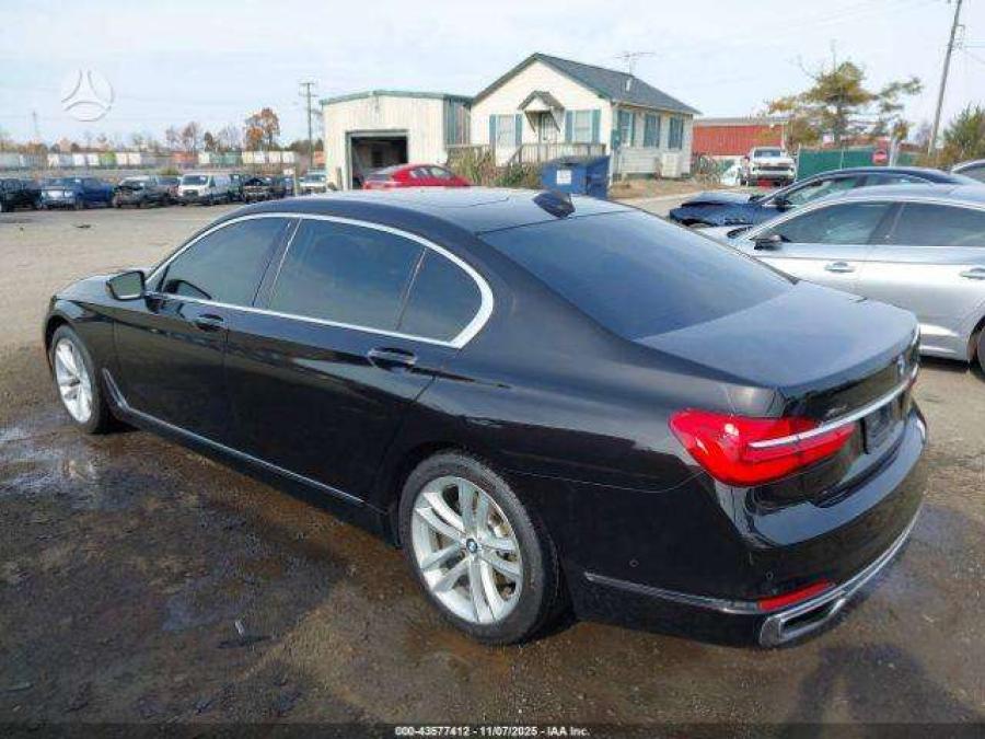 Brown BMW 750 2016 in Vilnius, with an engine capacity of 4.40 L and mileage of 239 thousand km for 14999 €, photo 5 on AUTOMOTO.COM.LV