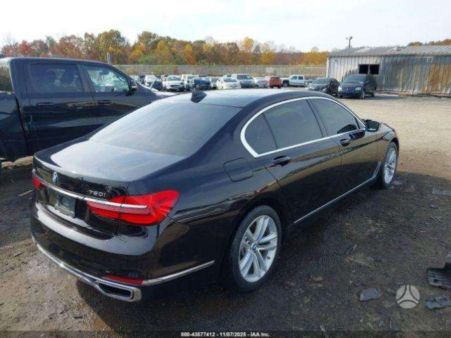 Brown BMW 750 2016 in Vilnius, with an engine capacity of 4.40 L and mileage of 239 thousand km for 14999 €, photo 6 on AUTOMOTO.COM.LV