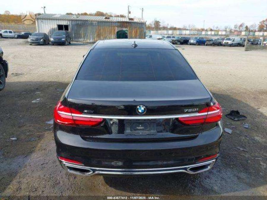 Brown BMW 750 2016 in Vilnius, with an engine capacity of 4.40 L and mileage of 239 thousand km for 14999 €, photo 8 on AUTOMOTO.COM.LV