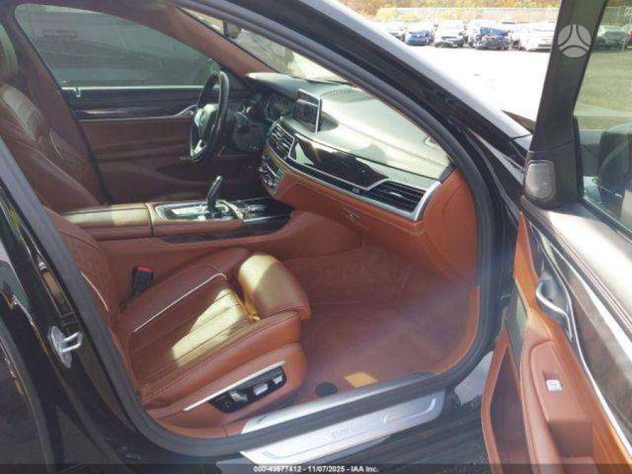 Brown BMW 750 2016 in Vilnius, with an engine capacity of 4.40 L and mileage of 239 thousand km for 14999 €, photo 11 on AUTOMOTO.COM.LV