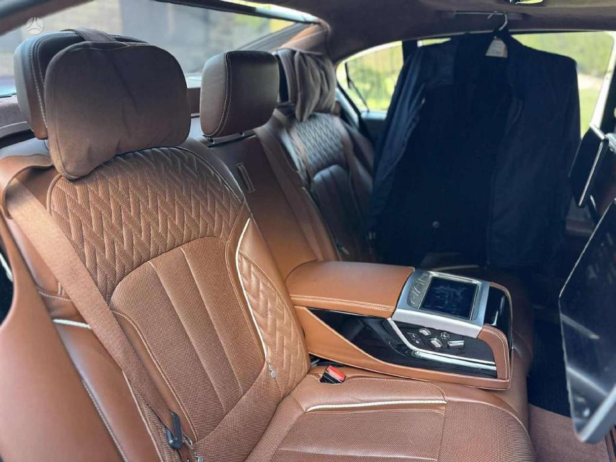 Brūns BMW 750 2017 Marijampole, ar dzinēja tilpumu 2.99 L un nobraukumu 123 tūkst. km par 33500 €, foto 19 vietnē AUTOMOTO.COM.LV