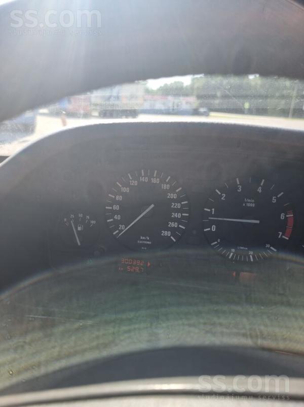 Pelēks BMW 750 1988 Talsi, ar dzinēja tilpumu 5.00 L un nobraukumu 300 tūkst. km par 6500 €, foto 7 vietnē AUTOMOTO.COM.LV