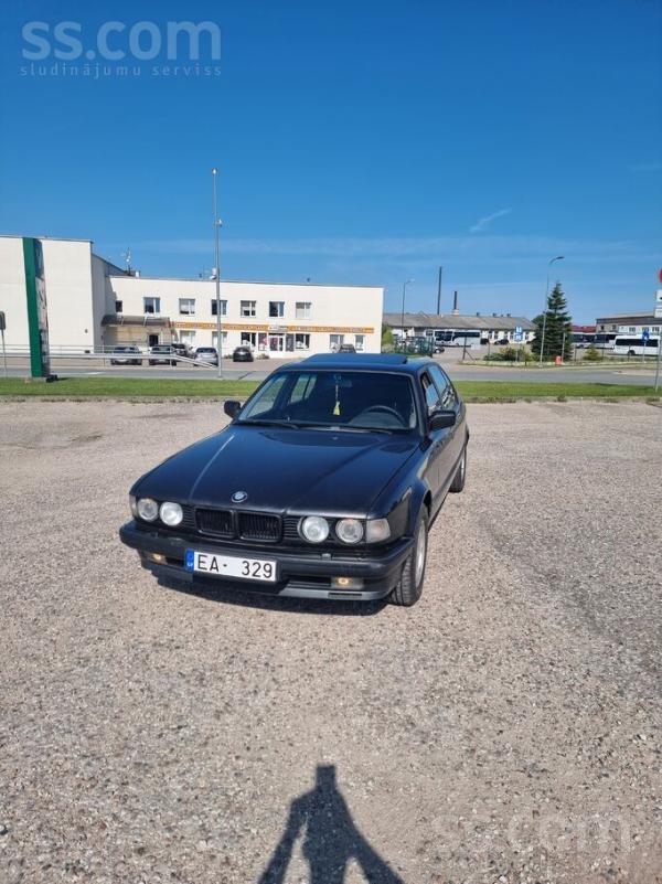 Grey BMW 750 1988 in Talsi, with an engine capacity of 5.00 L and mileage of 300 thousand km for 6500 €, photo 1 on AUTOMOTO.COM.LV