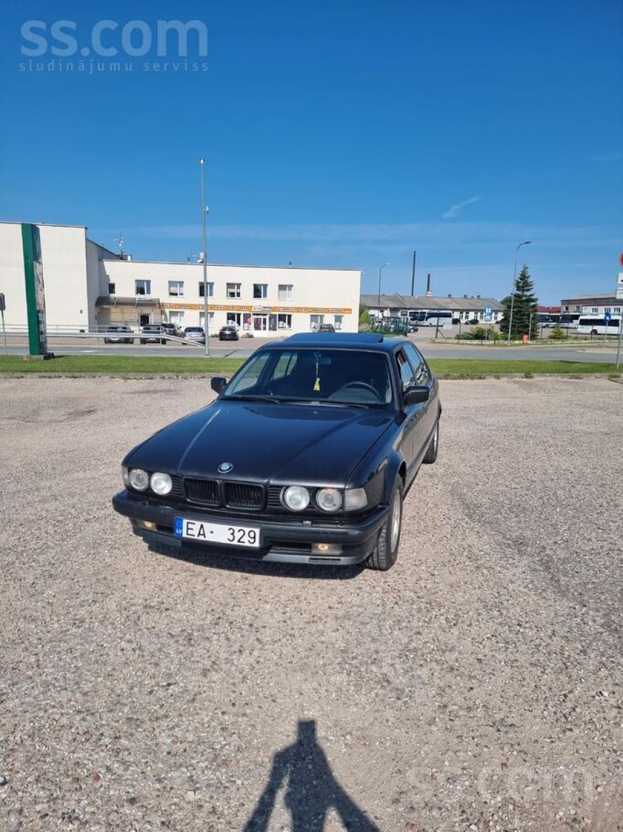 Grey BMW 750 1988 in Talsi, with an engine capacity of 5.00 L and mileage of 300 thousand km for 6500 €, photo 1 on AUTOMOTO.COM.LV