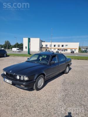 Grey BMW 750 1988 in Talsi, with an engine capacity of 5.00 L and mileage of 300 thousand km for 6500 €, photo 3 on AUTOMOTO.COM.LV