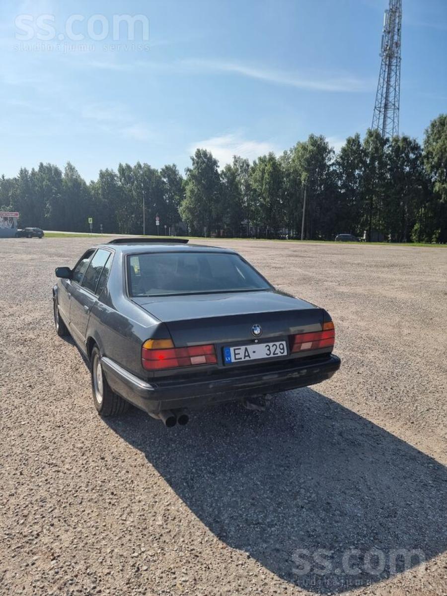Grey BMW 750 1988 in Talsi, with an engine capacity of 5.00 L and mileage of 300 thousand km for 6500 €, photo 4 on AUTOMOTO.COM.LV