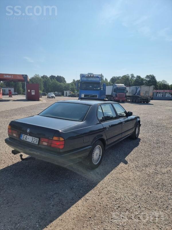 Grey BMW 750 1988 in Talsi, with an engine capacity of 5.00 L and mileage of 300 thousand km for 6500 €, photo 4 on AUTOMOTO.COM.LV
