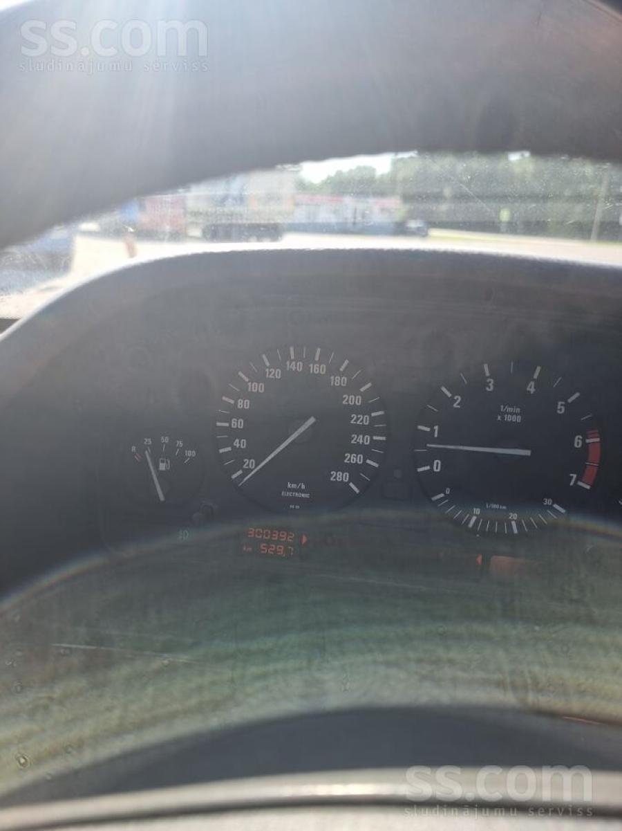 Grey BMW 750 1988 in Talsi, with an engine capacity of 5.00 L and mileage of 300 thousand km for 6500 €, photo 8 on AUTOMOTO.COM.LV