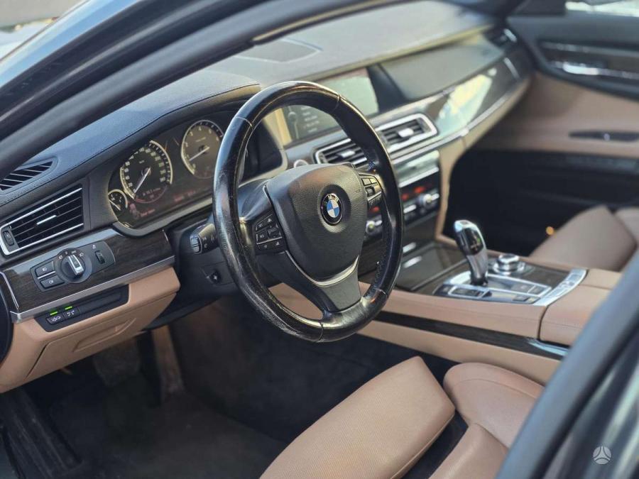 Pelēks BMW 750 2008 Kretinga, ar dzinēja tilpumu 4.40 L un nobraukumu 194 tūkst. km par 6600 €, foto 12 vietnē AUTOMOTO.COM.LV