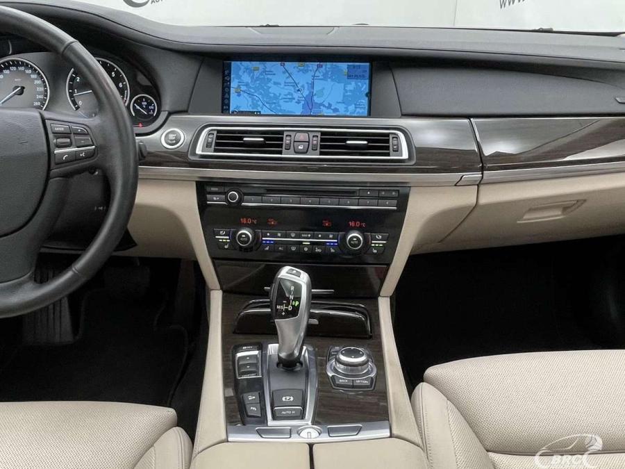 Grey BMW 750 2011 in Vilnius, with an engine capacity of 4.40 L and mileage of 233 thousand km for 9500 €, photo 19 on AUTOMOTO.COM.LV