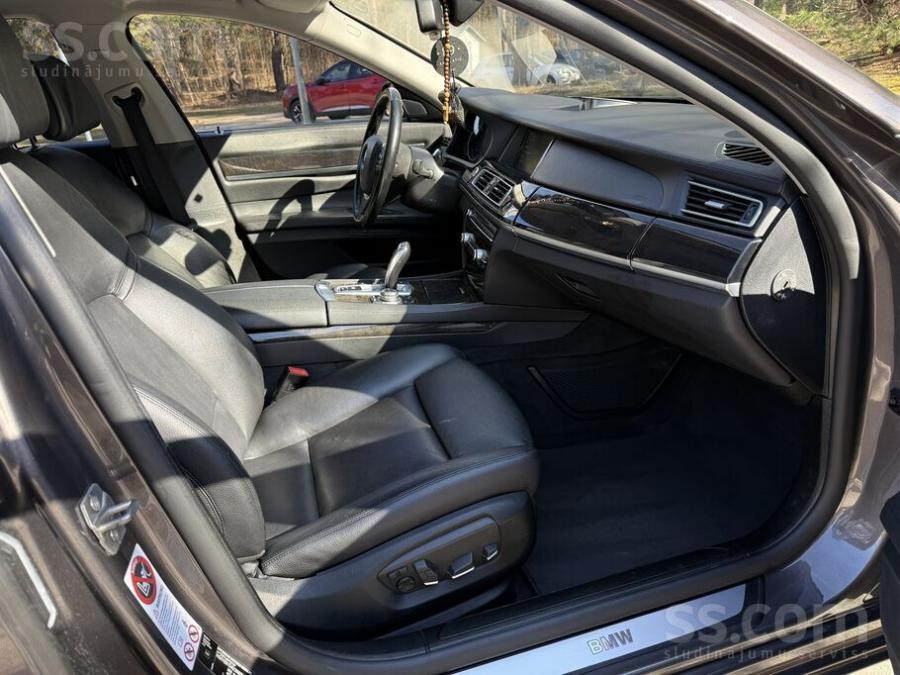 Pelēks BMW 750 2012 Jūrmala, ar dzinēja tilpumu 3.00 L un nobraukumu 0 tūkst. km par 15950 €, foto 18 vietnē AUTOMOTO.COM.LV