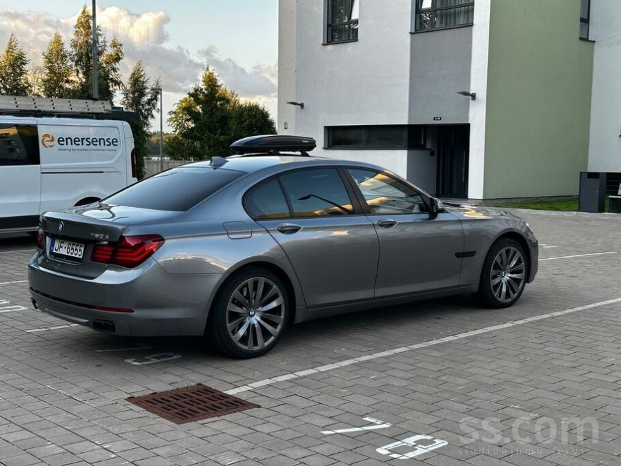 Grey BMW 750 2012 in Riga, with an engine capacity of 3.00 L and mileage of 214 thousand km for 17850 €, photo 4 on AUTOMOTO.COM.LV