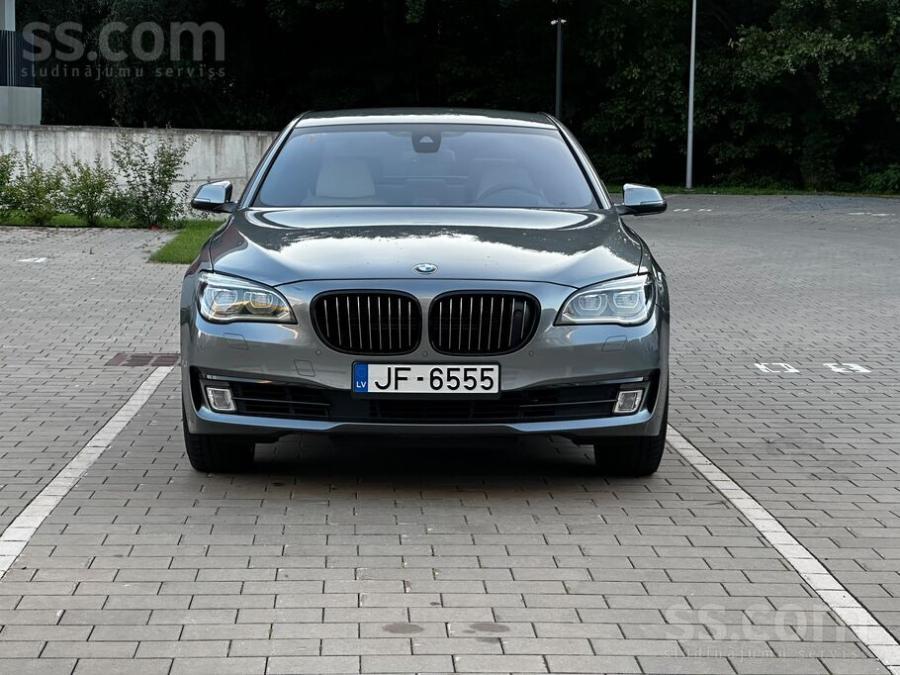 Grey BMW 750 2012 in Riga, with an engine capacity of 3.00 L and mileage of 214 thousand km for 17850 €, photo 7 on AUTOMOTO.COM.LV